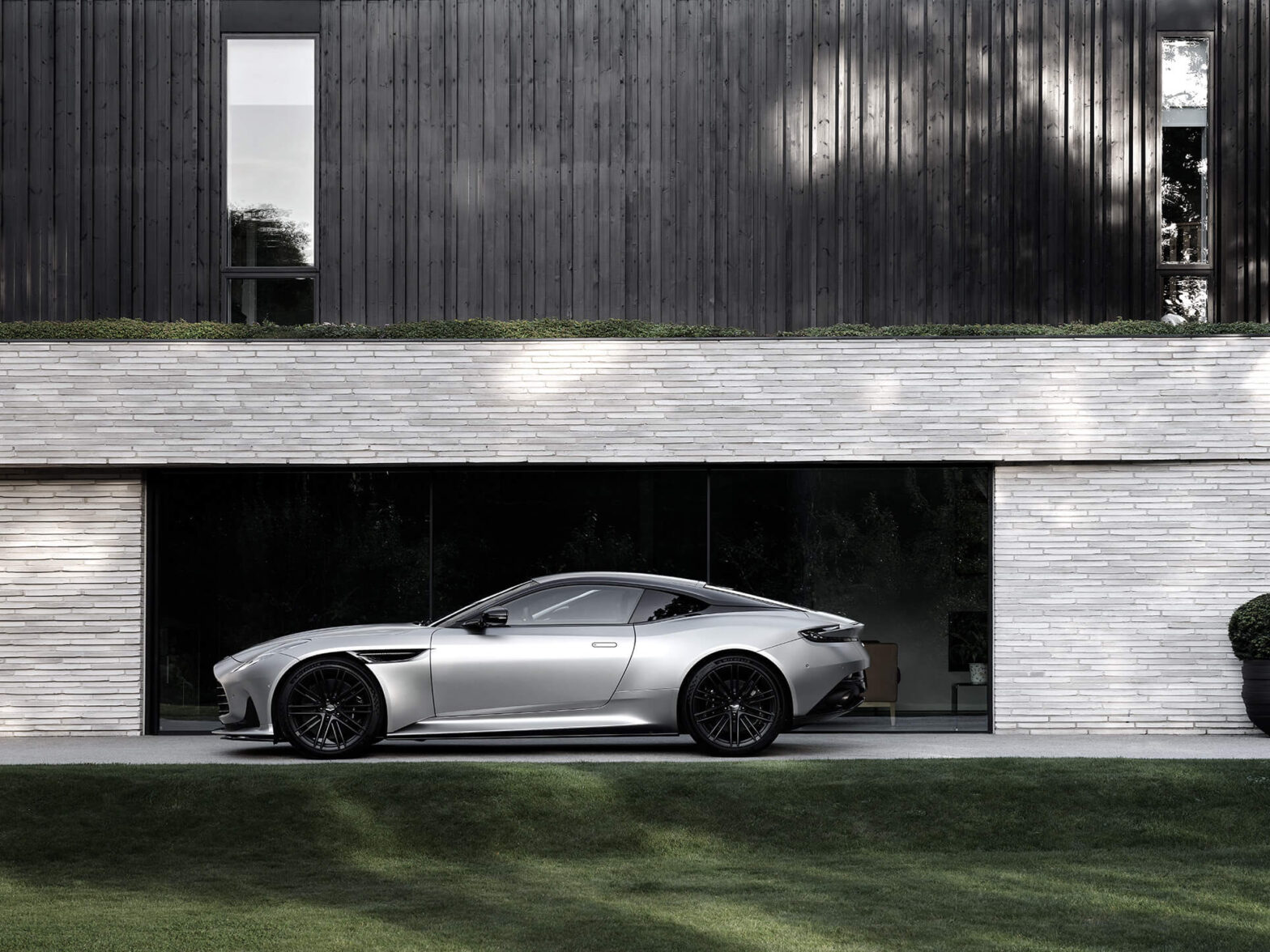 ICON(S) – ASTON MARTIN—MAGAZINE