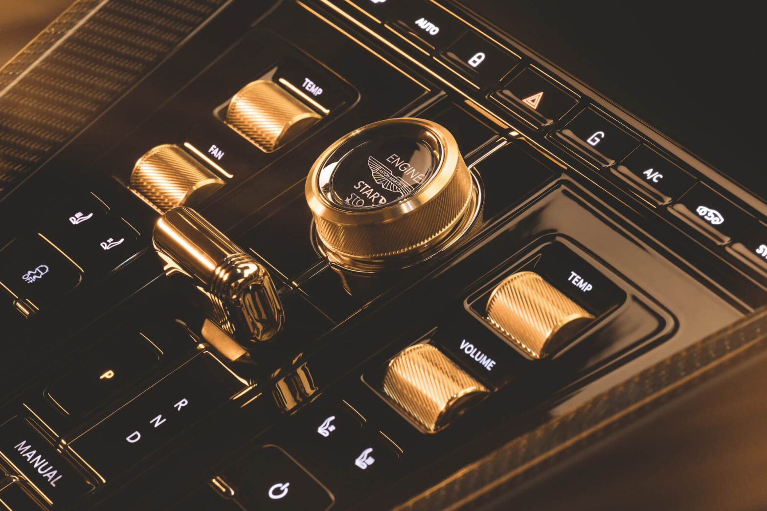DB12 GOLDFINGER – ASTON MARTIN—MAGAZINE