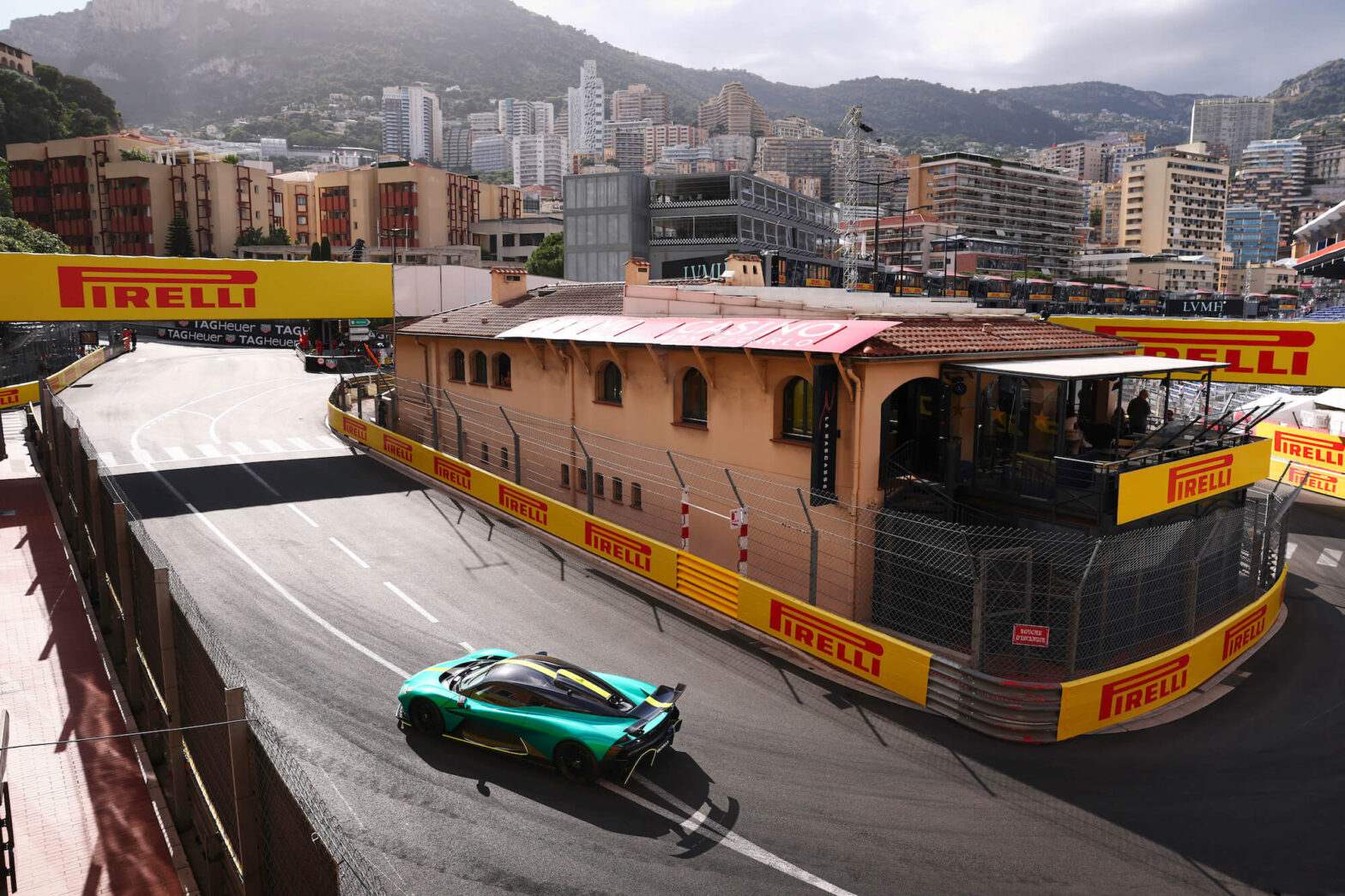 Driving – ASTON MARTIN—MAGAZINE